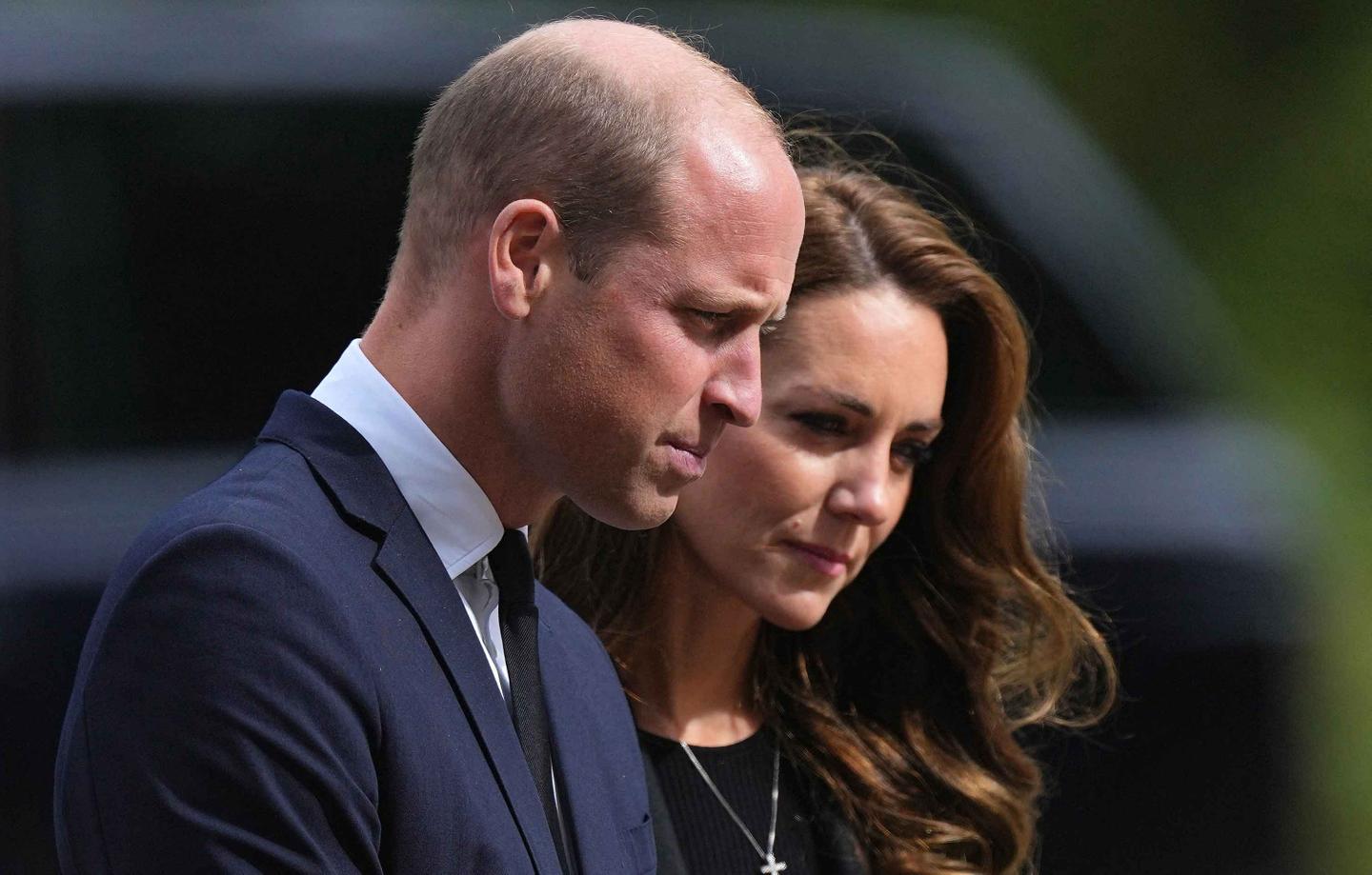 Prince William & Kate Middleton View Flowers At Sandringham: Photos ...
