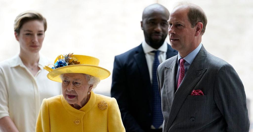 Queen Elizabeth Battled Bone Cancer Before Death, Source Claims - The ...