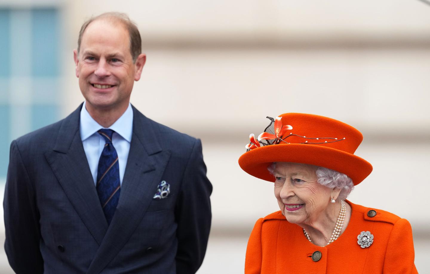 Queen Elizabeth Wears Bright Orange Dress To Queen's Baton Relay ...