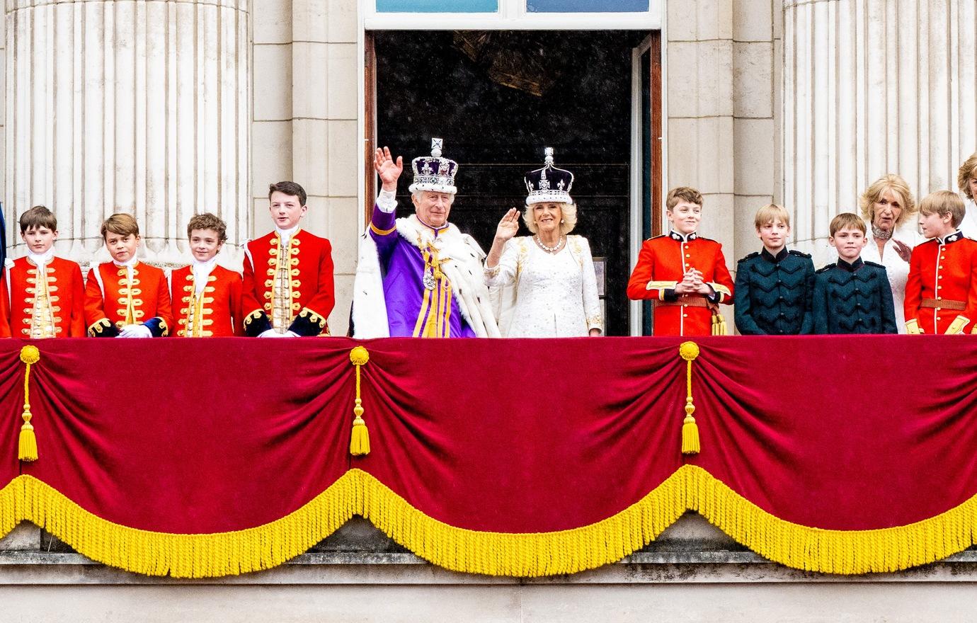 Harry Shows Respect To Charles by Bowing At Coronation Despite Rift ...