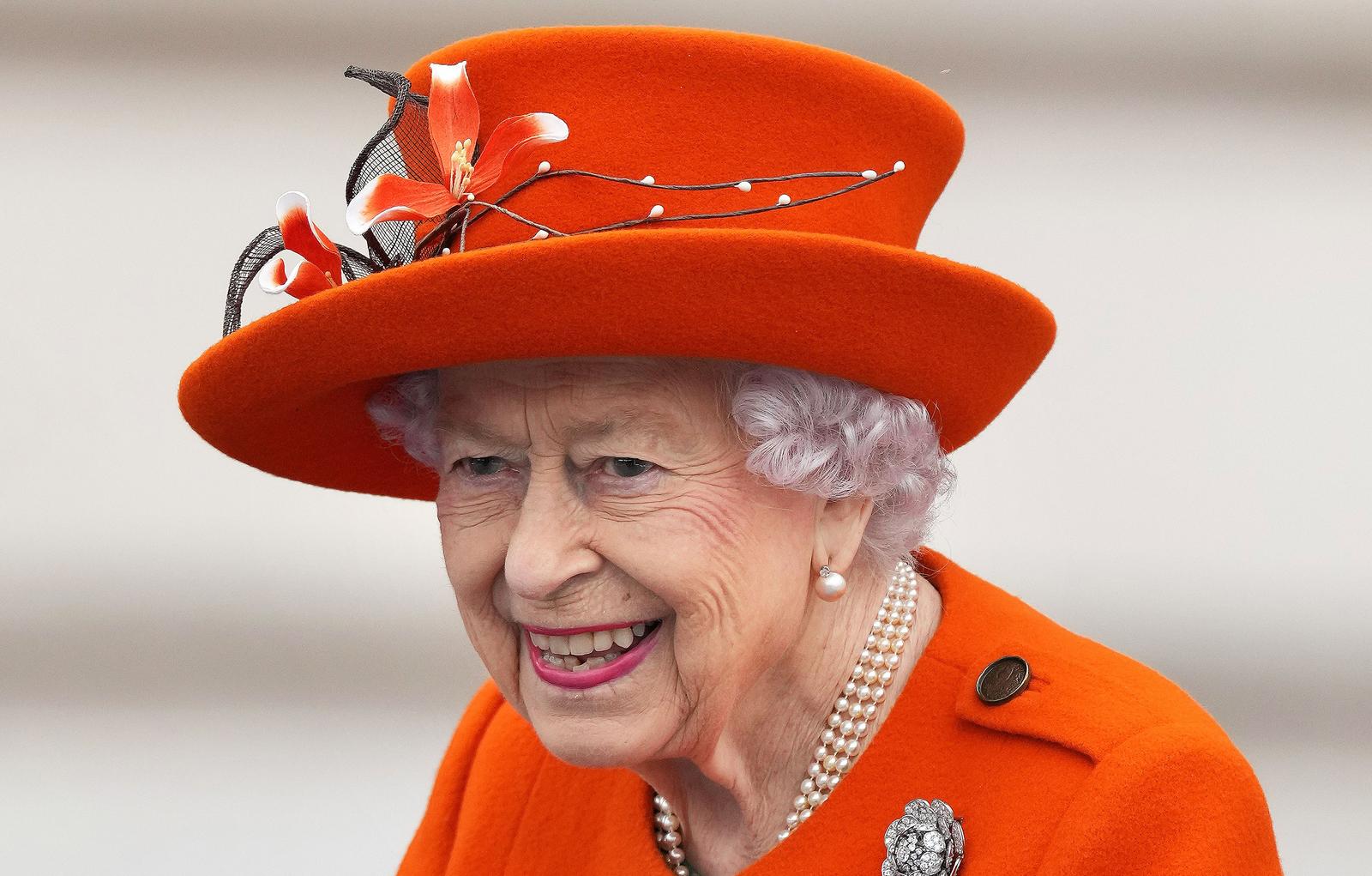 Queen Elizabeth Wears Bright Orange Dress To Queen's Baton Relay ...