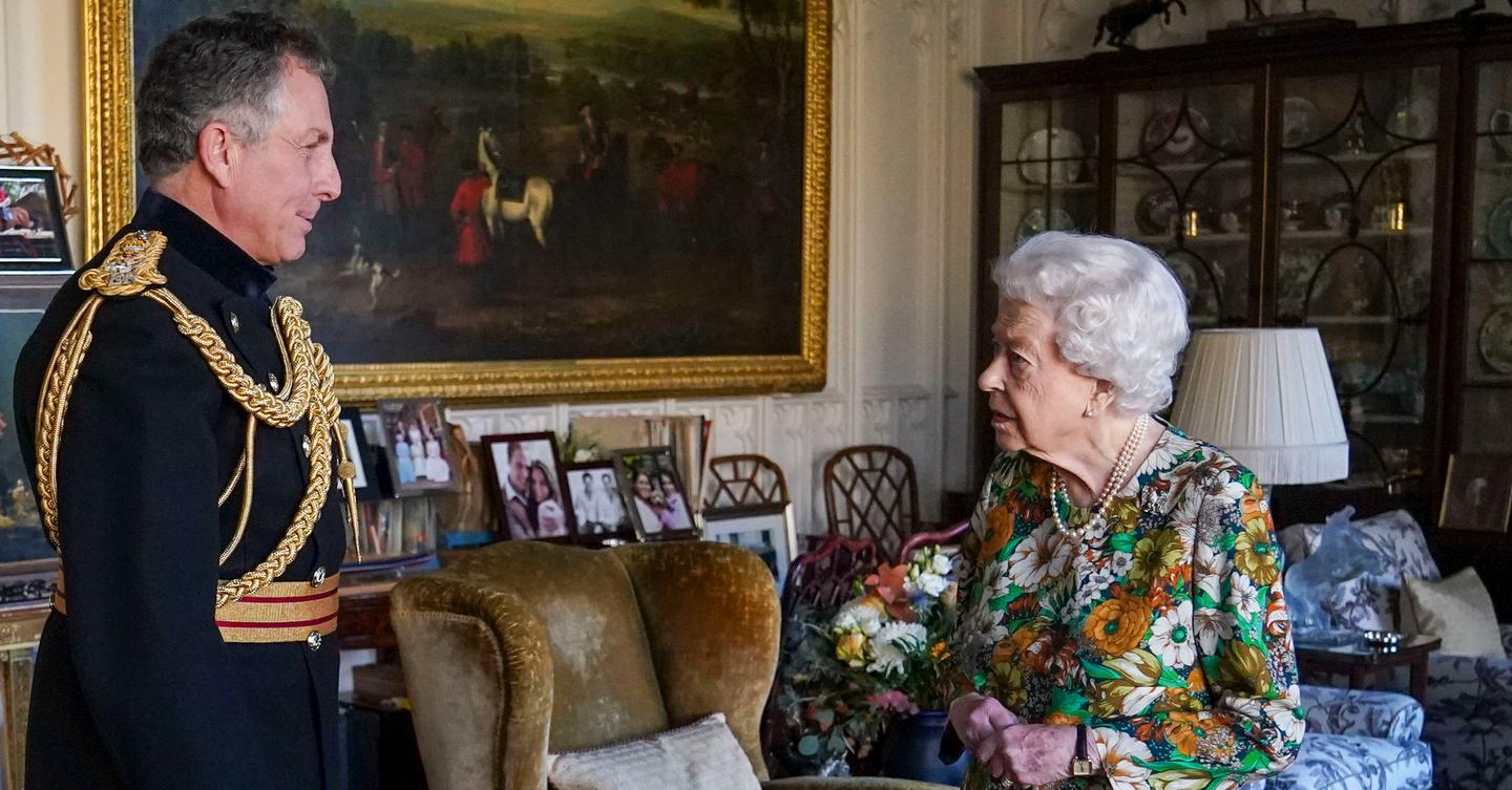 Why Does Queen Elizabeth Have Purple Hands In Recent Photo? - The Royal ...