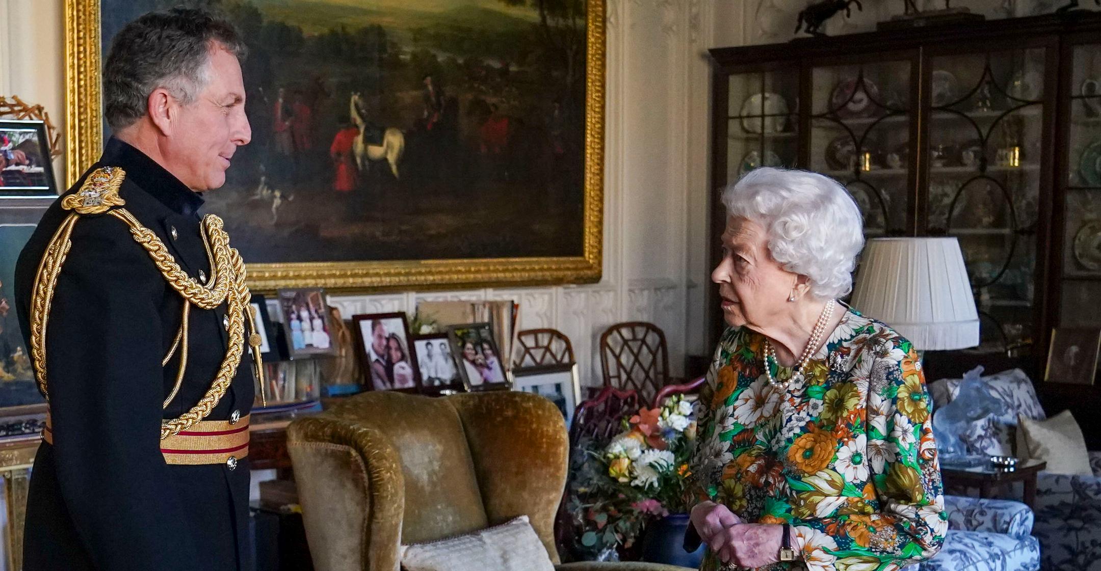 Why Does Queen Elizabeth Have Purple Hands In Recent Photo? - The Royal ...