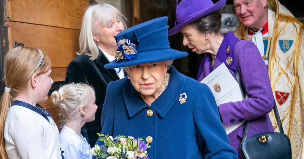 Queen Elizabeth Most Likely Has 'Some Mobility Issues' After Using Cane ...