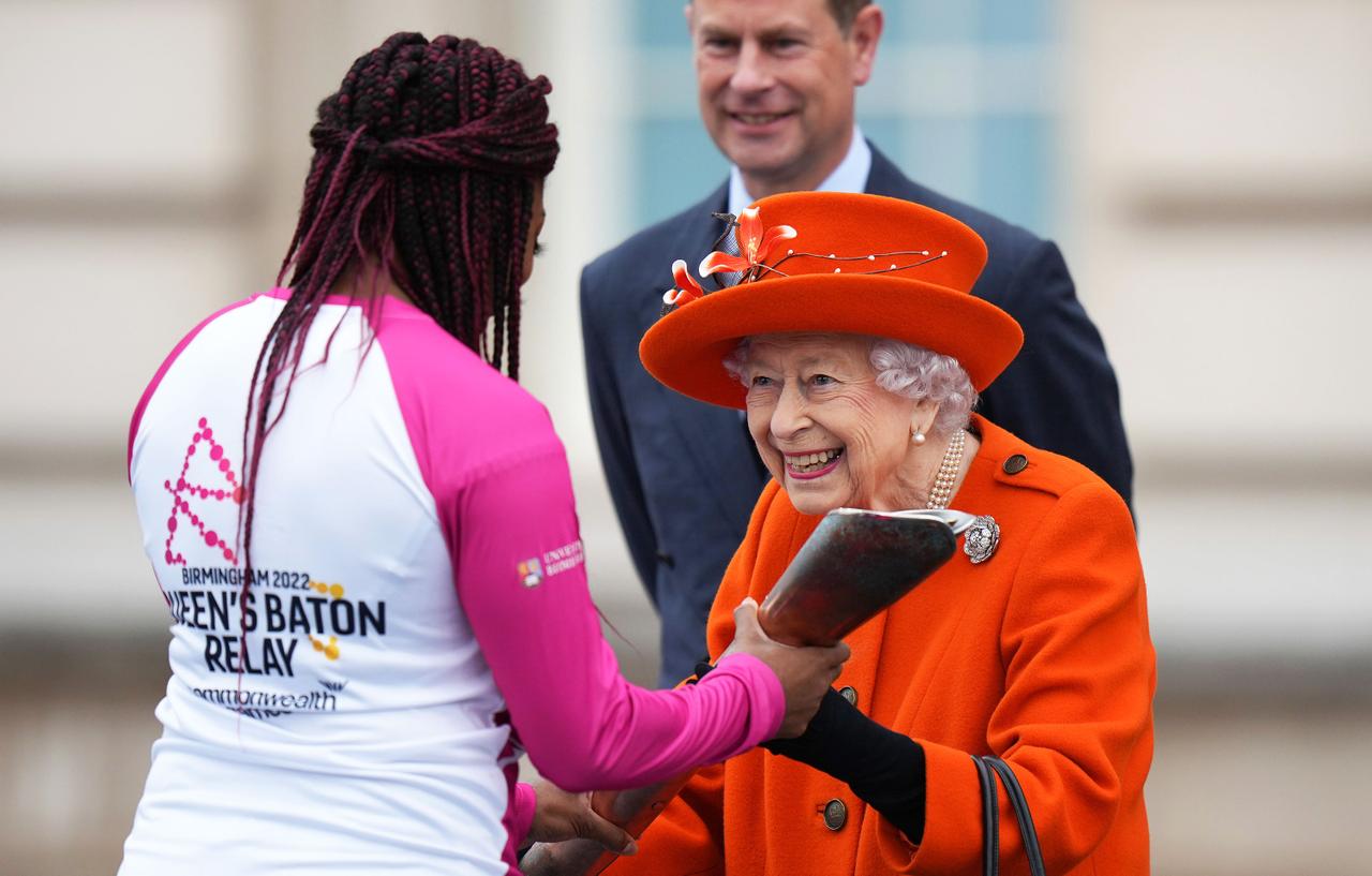 Queen Elizabeth Wears Bright Orange Dress To Queen's Baton Relay ...